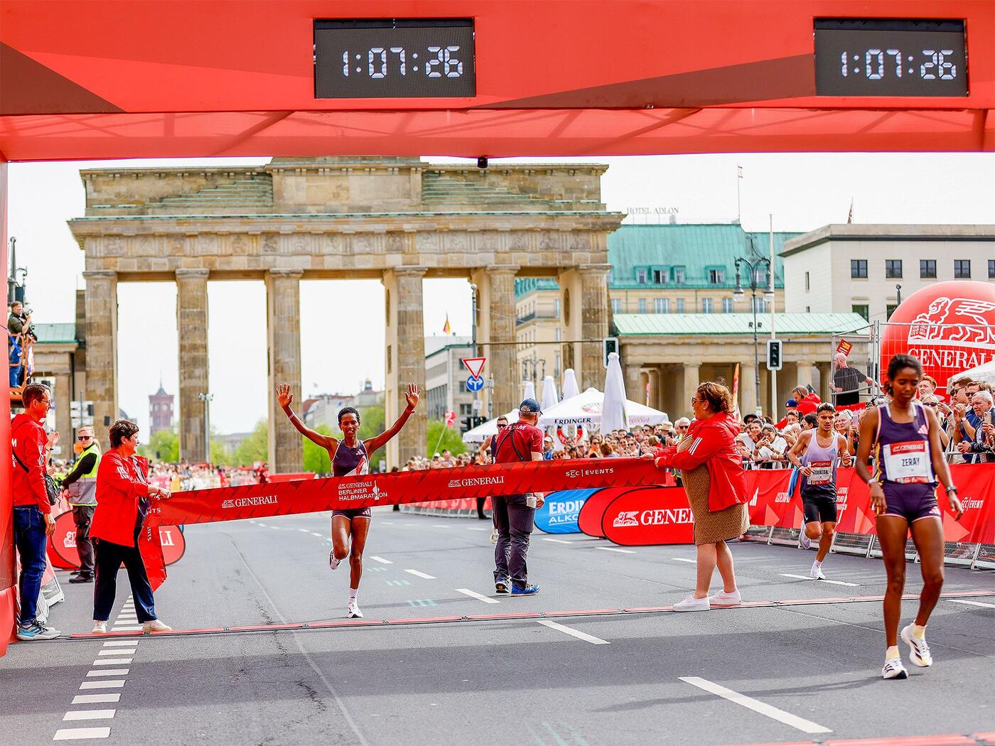 Ebenyo und Muluat siegen im warmen Berlin 2024, Fitwi läuft Bestzeit ...