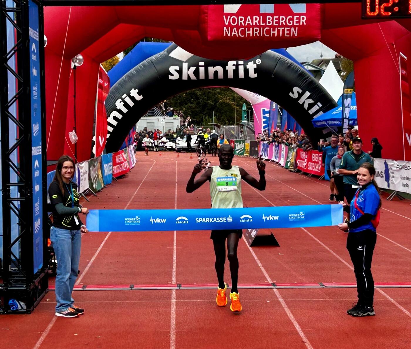 Helen Bekele und Mark Kiptoo gewinnen den Sparkasse 3-Länder-Marathon ...