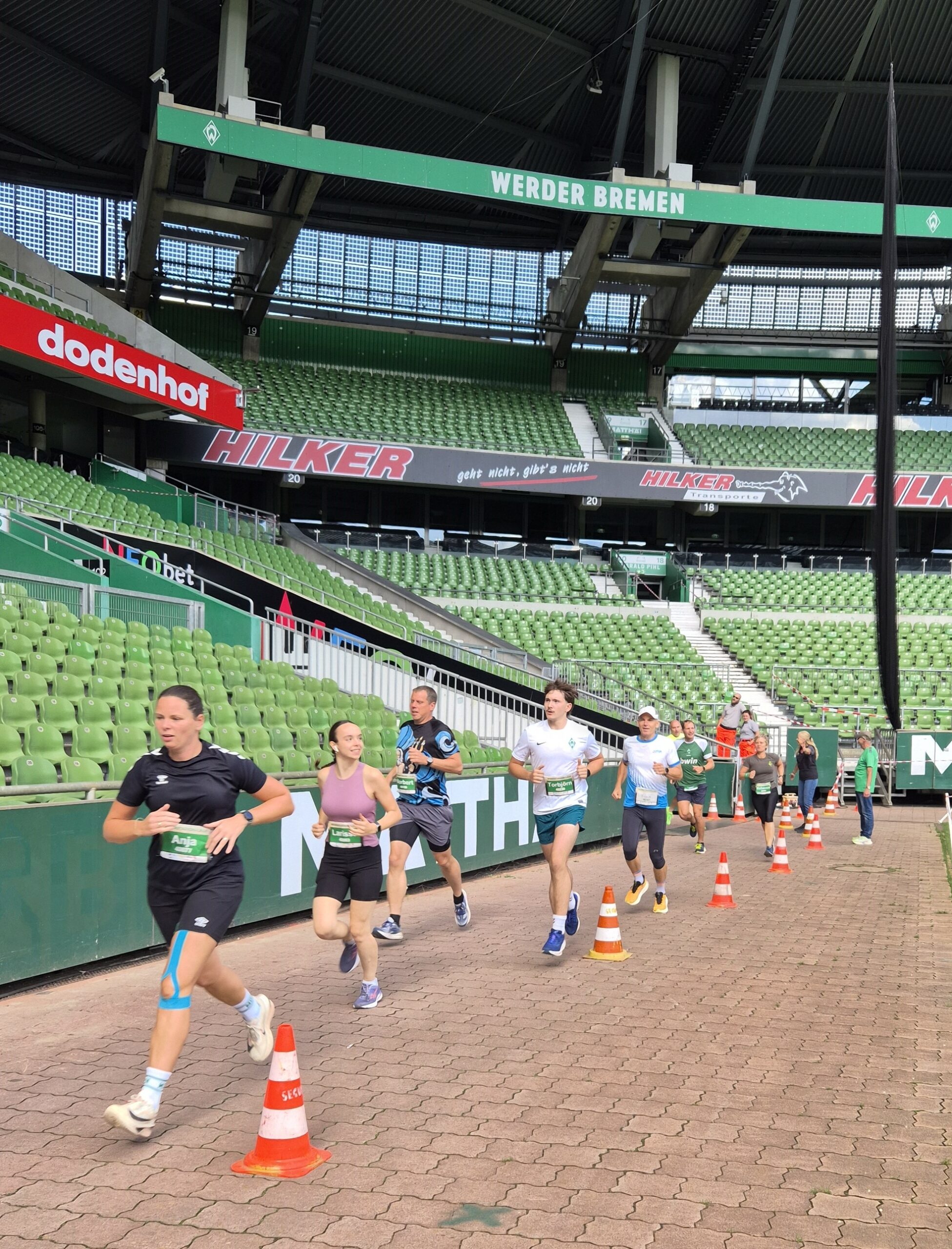 Quer durchs Stadion mit 600 Startern – Premiere des Weserstadion-Laufs ...