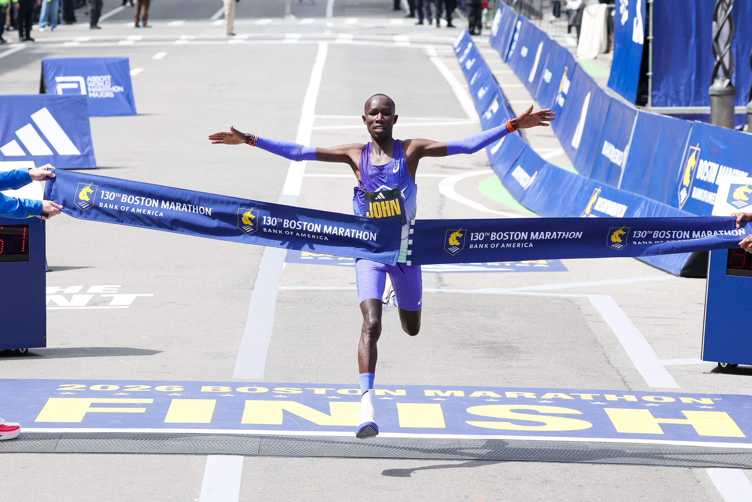 FLASH: 130. Boston Marathon: Sieg und Streckenrekord durch John Korir ...